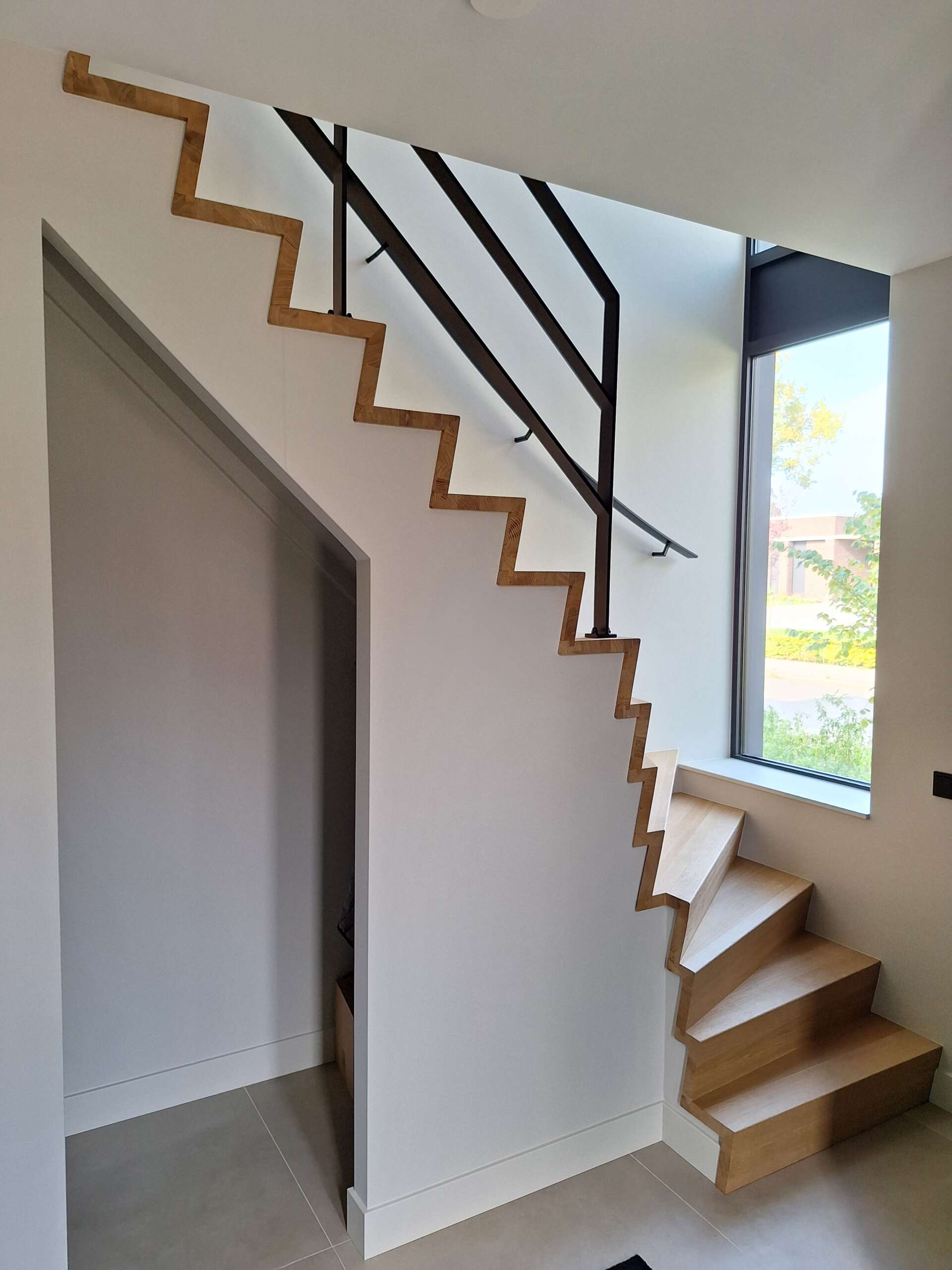 Eiken Z-trap met stalen leuning en hekwerk. - Lokhorst Trappen